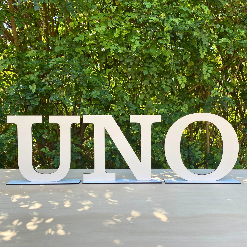 Letras “UNO” en fibro plus blanco – Km Láser