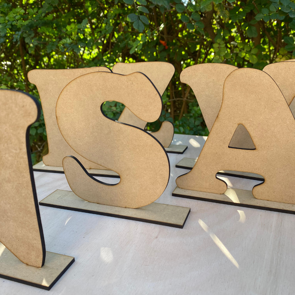 Letras con base en mdf natural